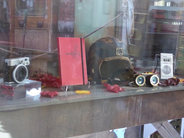 Hollywood Movie Costumes and Props: Screen-used film props from The ...