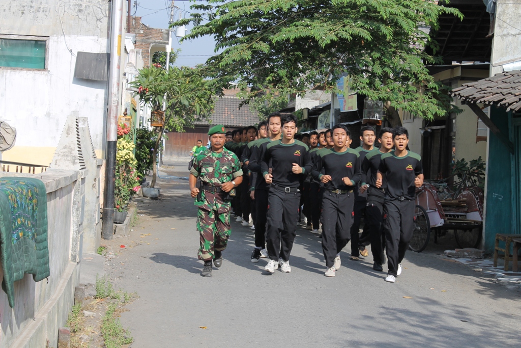 SANTRI AL-MUKMIN NGRUKI LATIHAN PBB