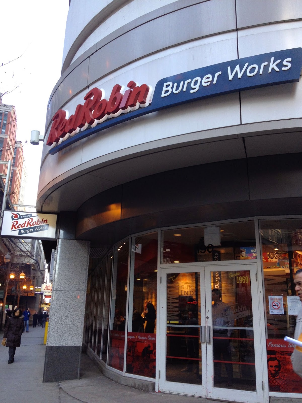 Red Robin Burger Works opens 4th Chicago location