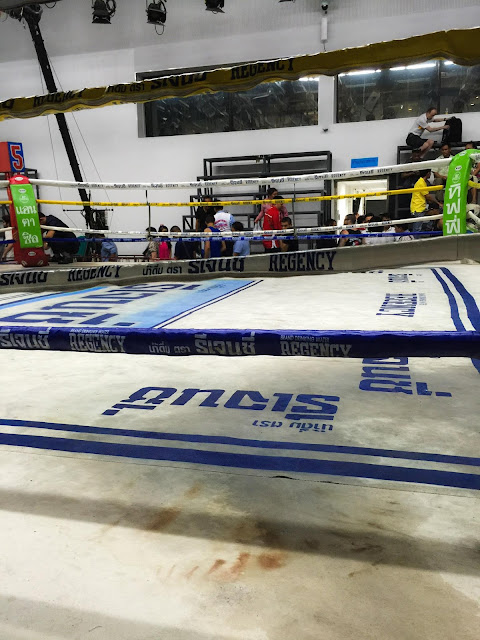 《泰國.曼谷》泰拳直播免費人擠人體驗「Channel 7 Boxing Stadium」