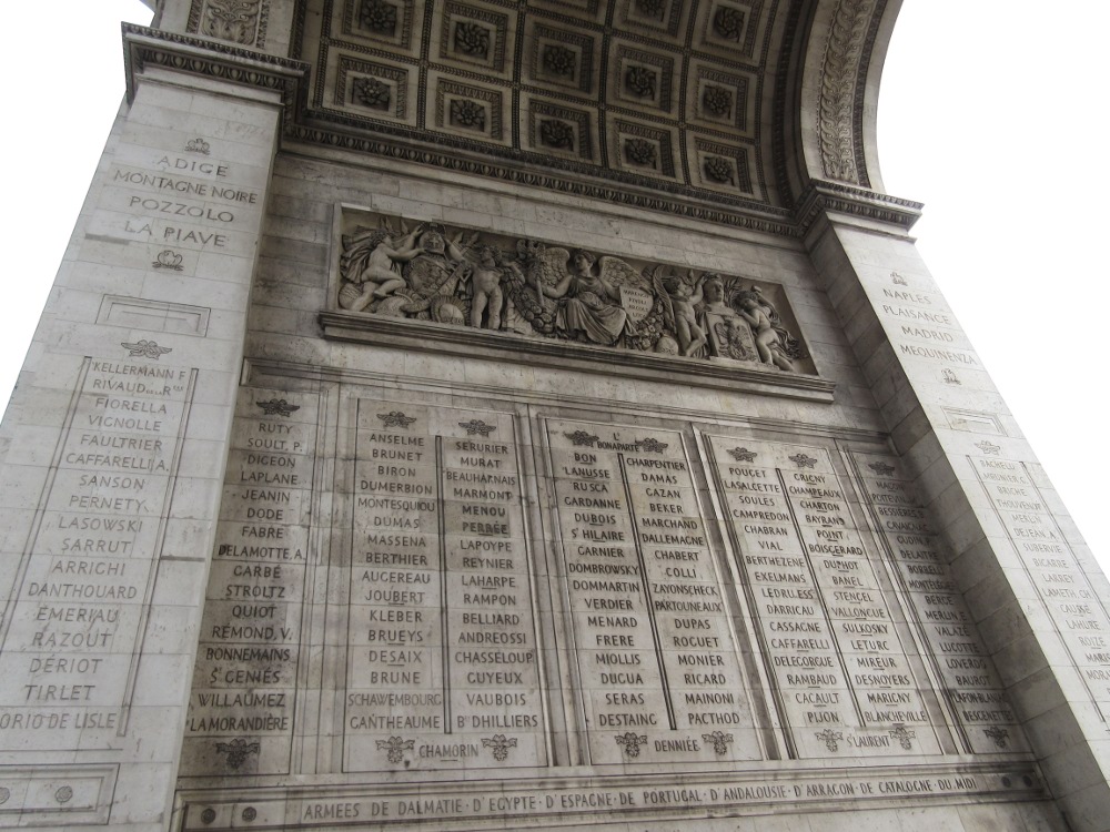 Kolmenimemees: Roosa Pariis, viimane rahukevad, VI. Triumfikaar ja ...