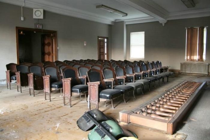 Abandoned Police Station (18 pics)