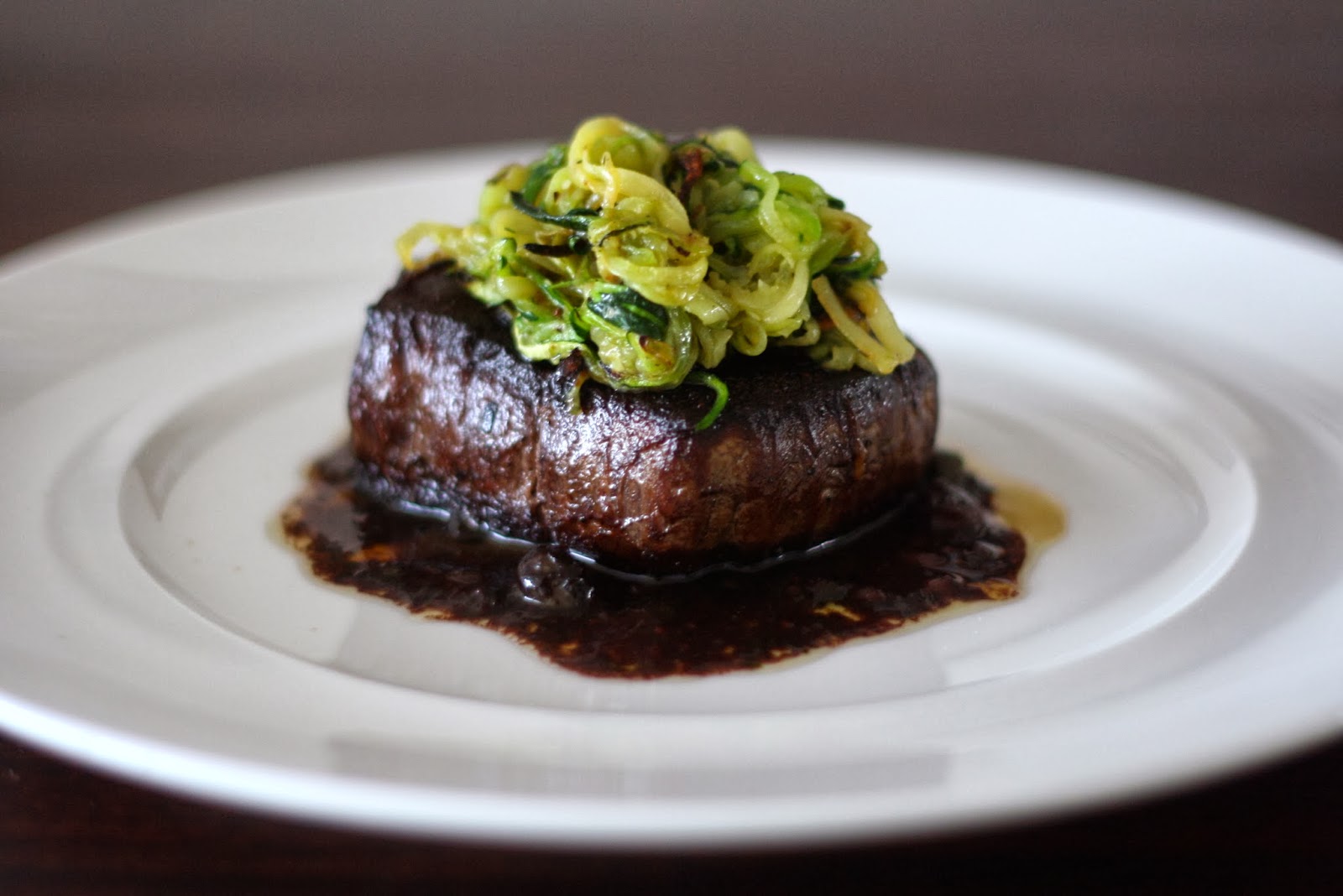 Kitchen And The City : HOVĚZÍ STEAK S CUKETOVÝM JULIENNE