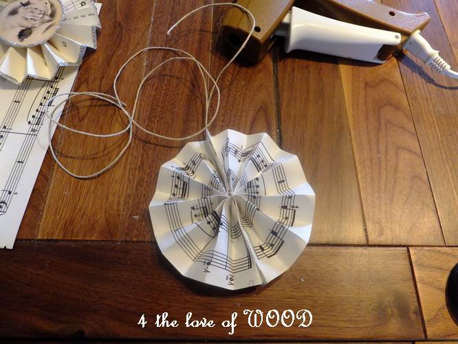 4 the love of wood: SHEET MUSIC TREE ORNAMENT - tutorial