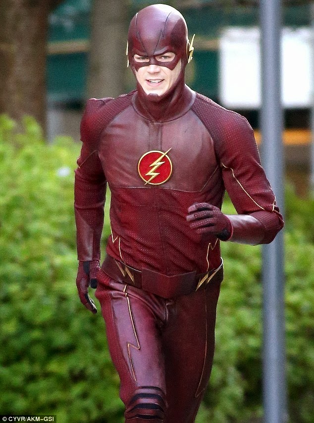 CW's The Flash Full Costume Set Pics of Grant Gustin Suiting Up ...
