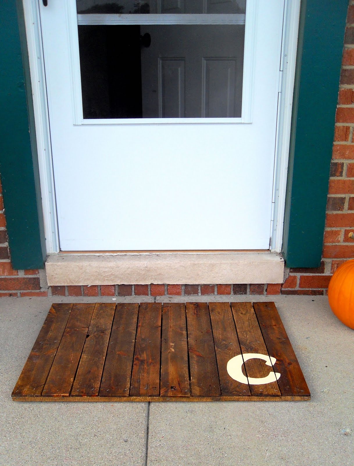 Sweet & Sassy: Pallet Front Door Mat