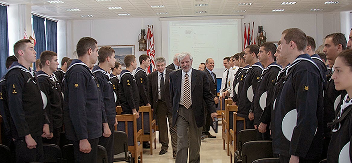 Ο ΑΓΙΟΣ ΤΗΣ ΠΟΛΙΤΙΚΗΣ ΣΤΗ ΣΧΟΛΗ ΝΑΥΤΙΚΩΝ ΔΟΚΙΜΩΝ | KRANOSGR