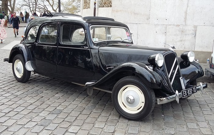 42. Citroën 11cv Familiale