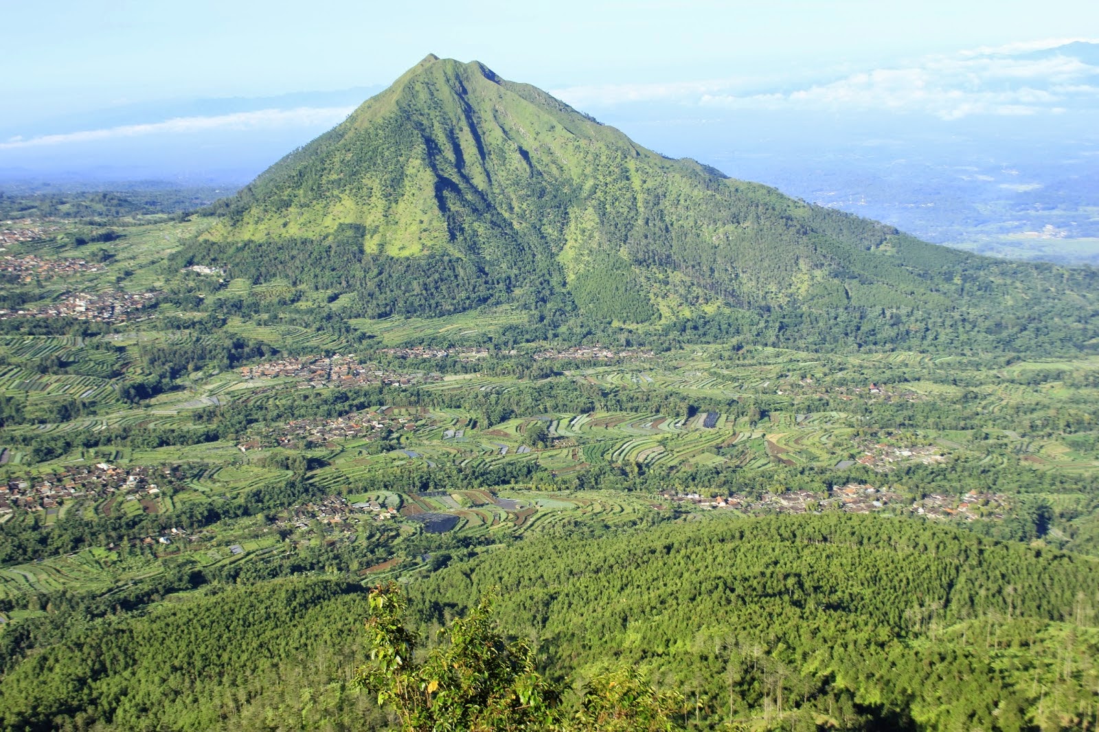 Toko Outdoor: Megahnya 5 Gunung Dilihat Dari Puncak Telomoyo