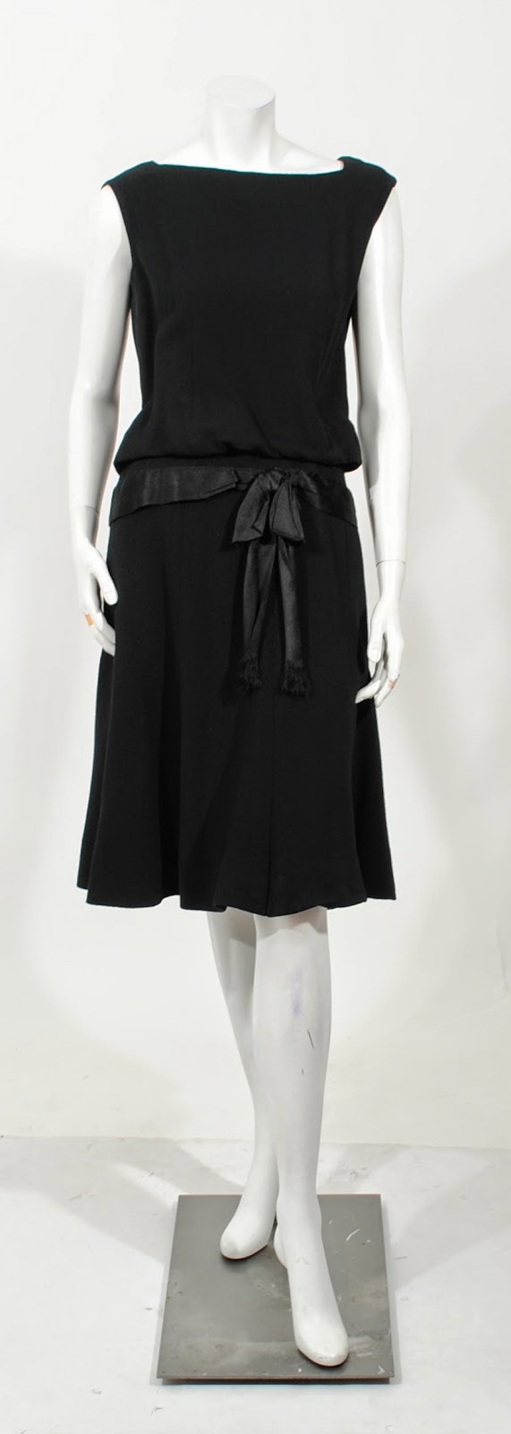 DECADES INC.: LITTLE BLACK DRESS: THE UNIFORM OF WOMEN OF TASTE