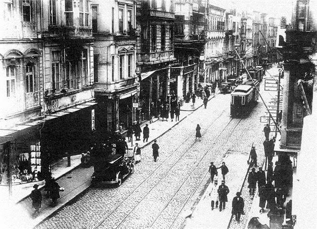 ΚΩΝΣΤΑΝΤΙΝΟΥΠΟΛΗ: ΜΙΑ ΒΟΛΤΑ ΣΤΗΝ ΠΛΑΤΕΙΑ ΤΑΞΙΜ, ΣΤΗΝ ISTIKLAL ΚΑΙ ΣΤΟ ...