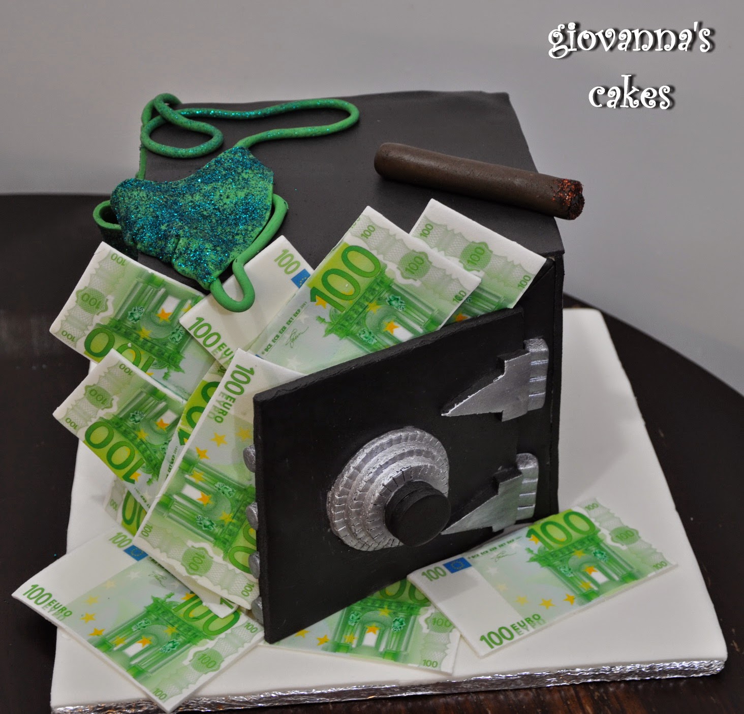giovanna's cakes: Money in the seif birthday cake:)