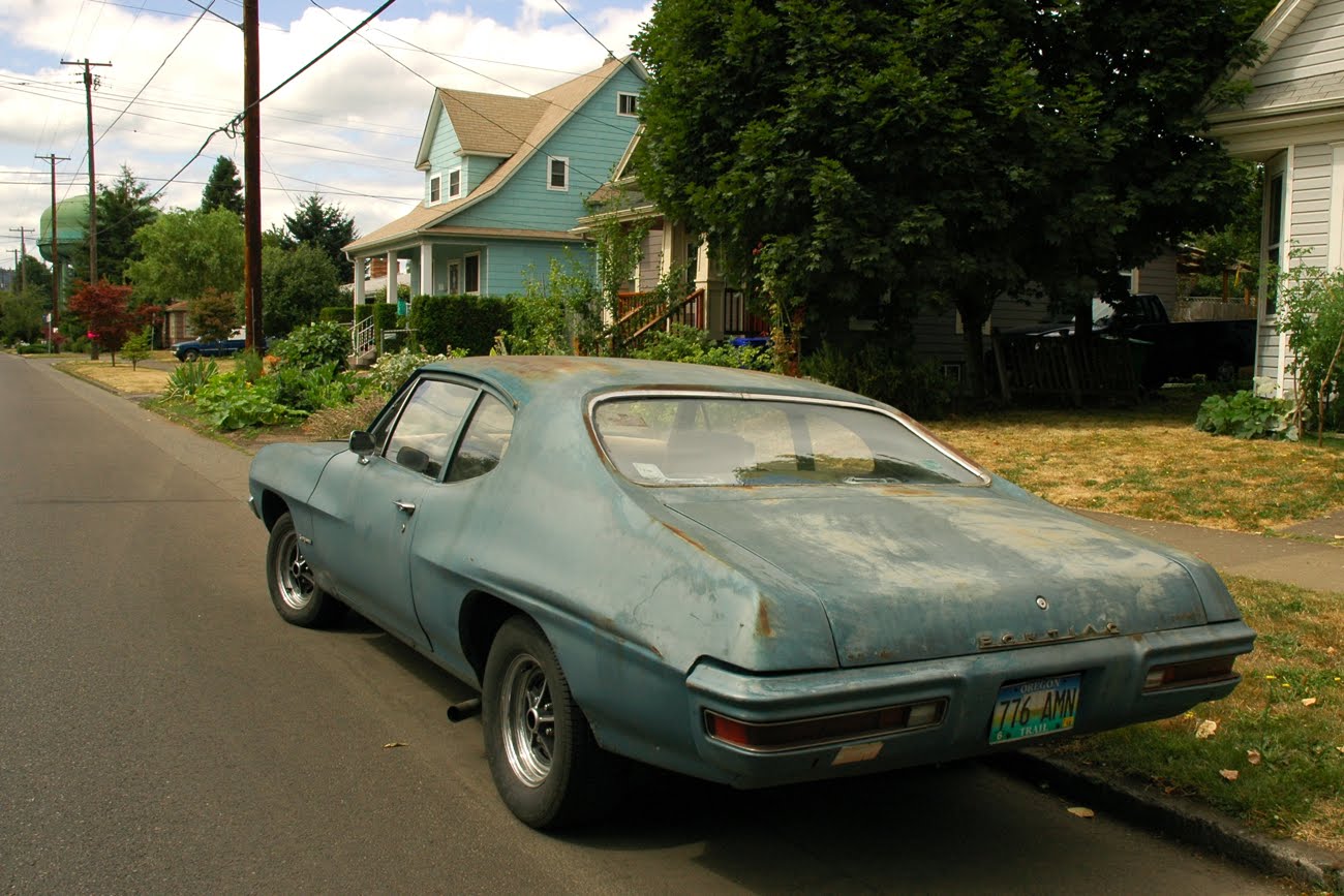 OLD PARKED CARS.: 1970 Pontiac Tempest.