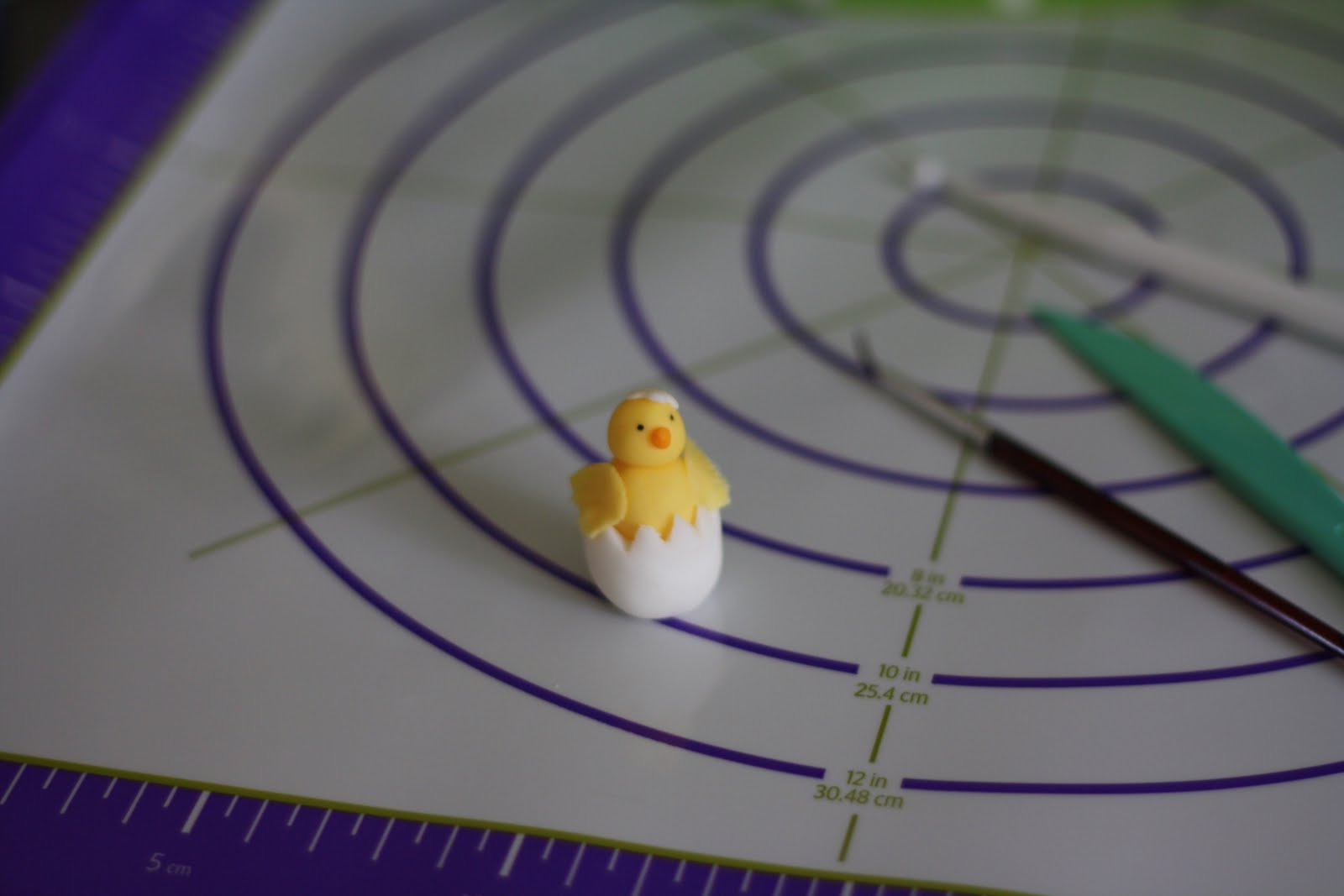 bccakes: How to make a Fondant Chick to decorate your Easter cupcakes...