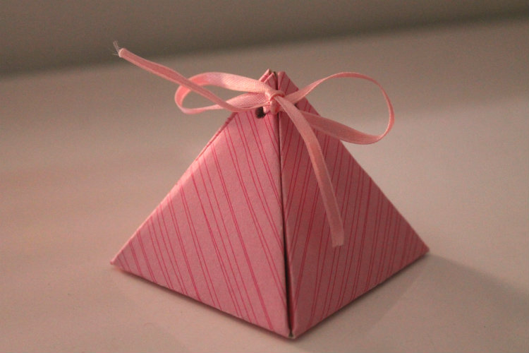A style victim: DIY | Paper Pyramid Gift Boxes