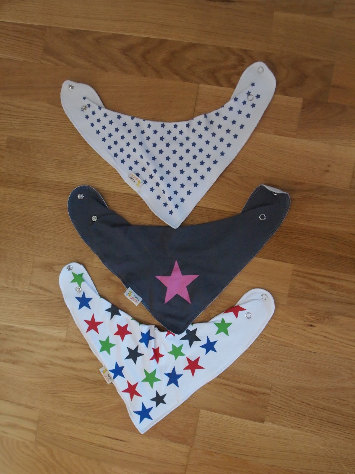 Des jolis bandanas bavoirs avec Funky Giraffe - Dans la peau d'une fille