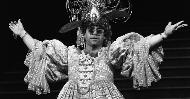 Elton John en escena, un 3 de diciembre de 1984.