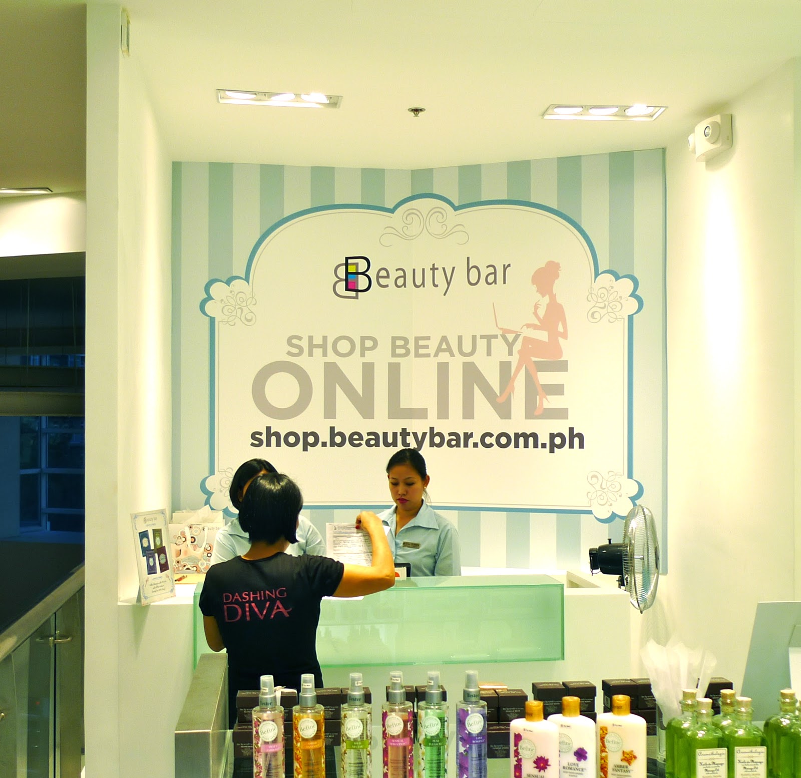 All out at Dashing Diva+Mini Tour inside Beauty Bar's new The Fort High ...