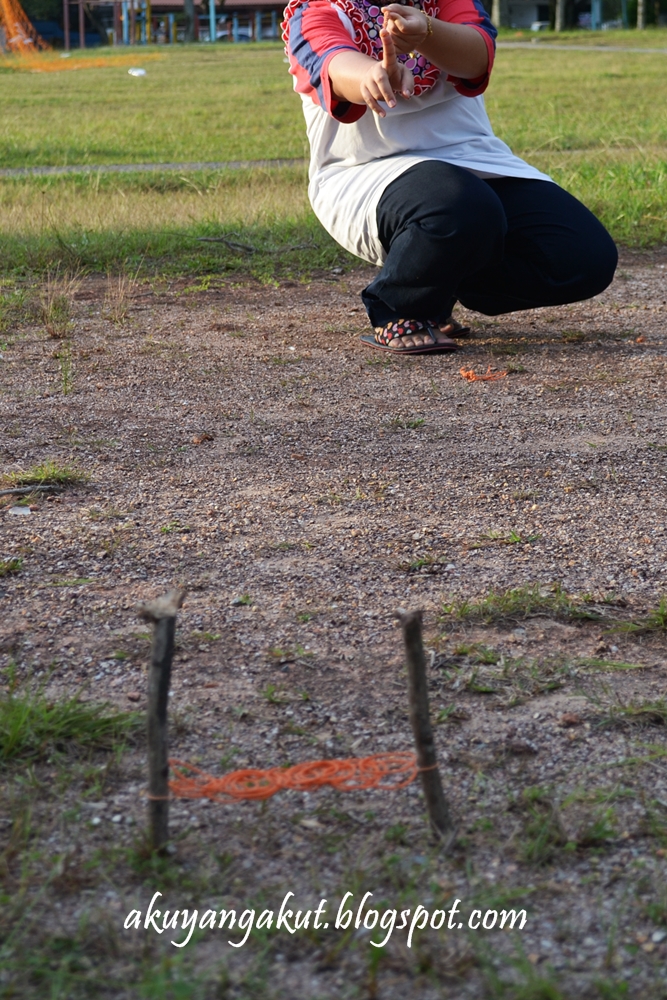 akuyangakut.blogspot : Permainan Tradisional: Lawan Lastik Getah