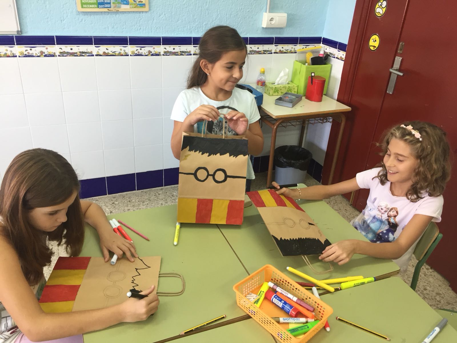 OUR ENGLISH CLASS: Art and crafts