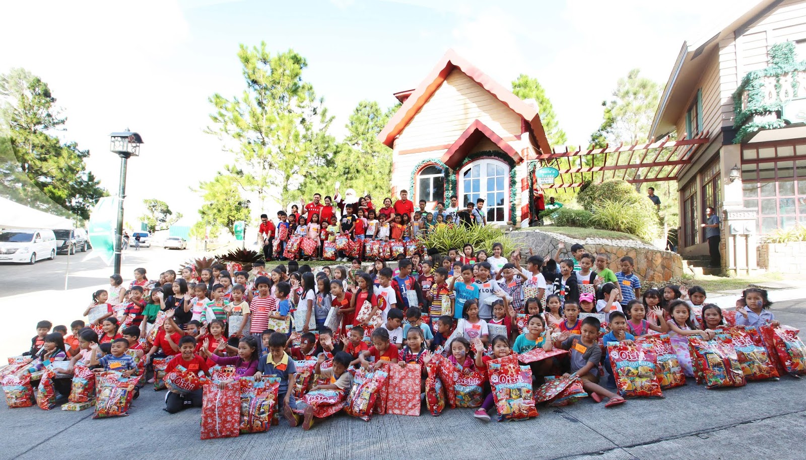 Villar family marks Christmas with Baseco and Iruhin kids