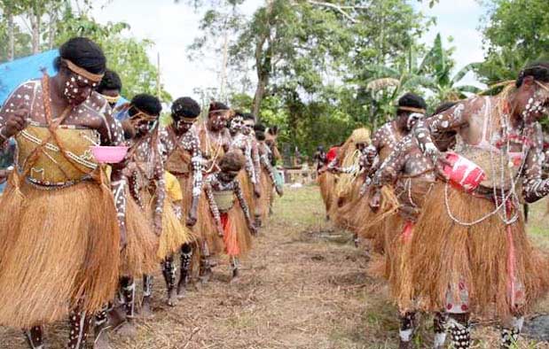 Pakaian Adat Dari Provinsi Papua (Pria dan Wanita) - Cinta Indonesia