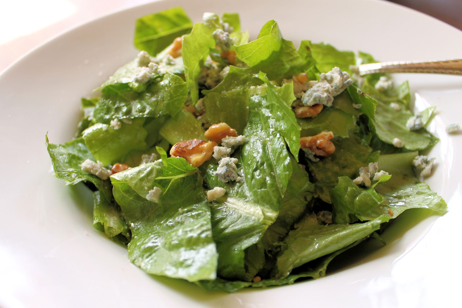 Savoir Faire: Ensalada de lechuga romana con nueces rostizadas y queso azul