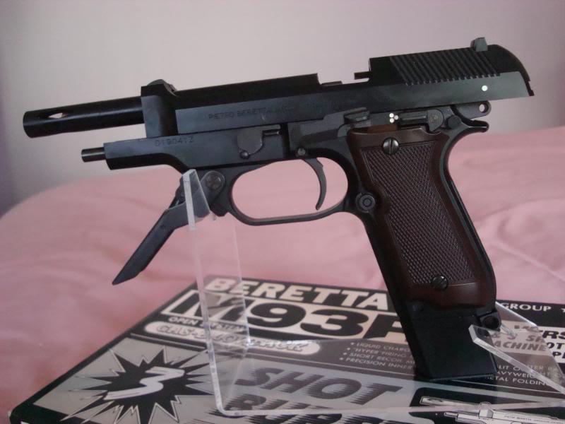 Guns & Weapons: Barreta 93R