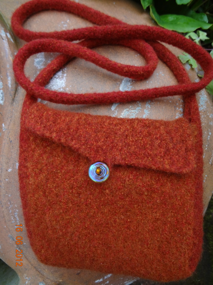 Isa´s kunsthandwerkliches Design zum stöbern: gestrickfilzte kleine Tasche