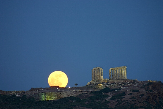 ΣΤΗΝ ΚΟΙΛΑΔΑ ΤΩΝ ΜΟΥΣΩΝ: ΕΛΛΑΣ ΓΗ ΘΕΩΝ