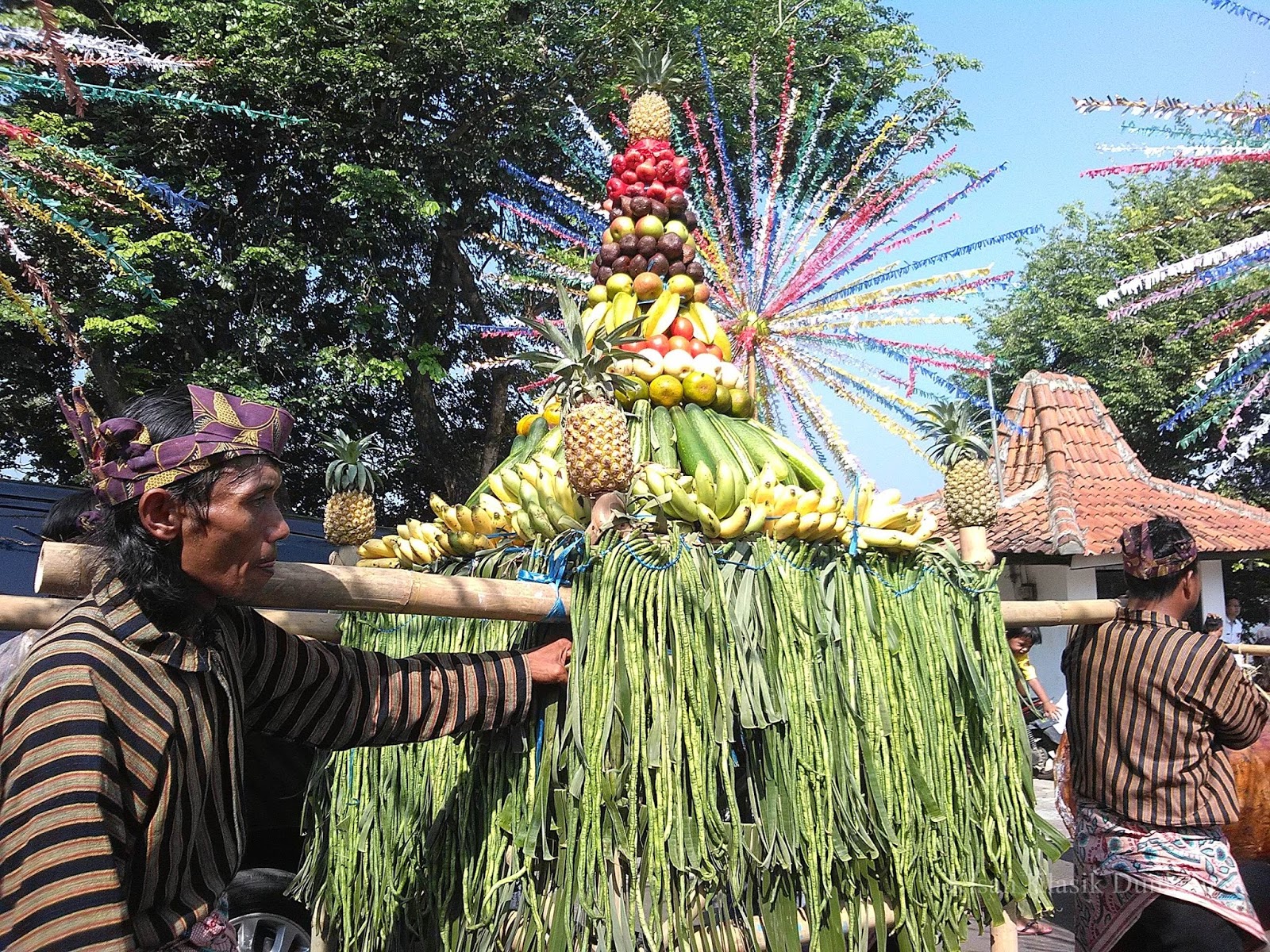 Kisah Klasik Duniaku: Berebut Gunungan Sego Kethek di Ritual Sesaji Rewanda