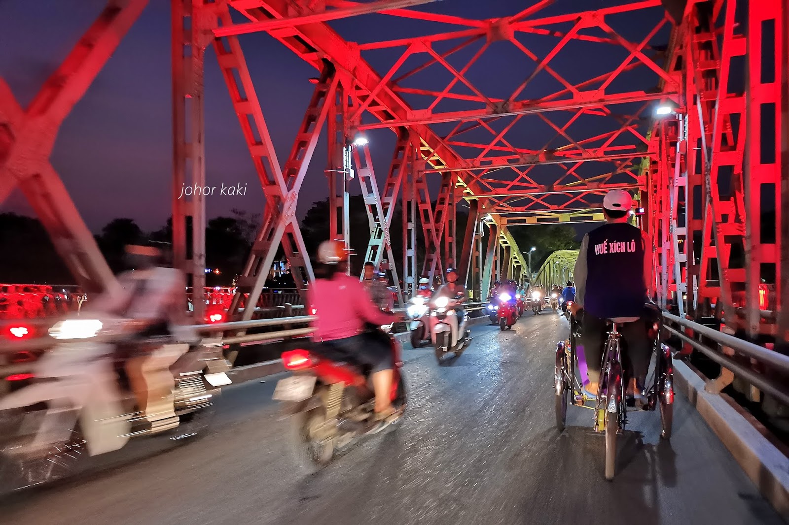 Things to See & Eat at Historic Cho Dong Ba Market in Hue |Tony Johor ...