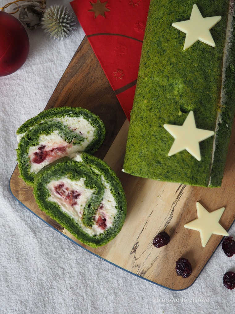 Zielona rolada z żurawiną i kremem z białej czekolady | kolorowo-torcikowo