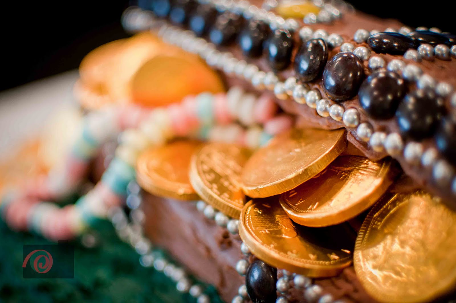 Homemakin' Girl: [cakes: Treasure Chest Birthday Cake.]