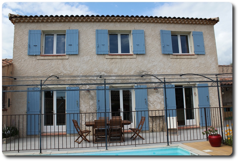 La maison aux volets bleus (plus clairs)