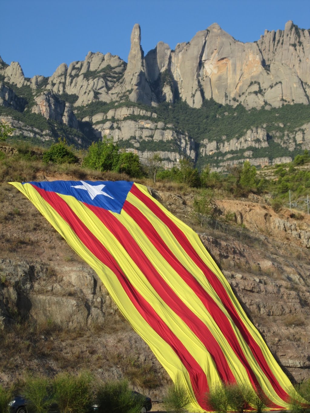 Monistrol per la Independència: L'estelada gegant al Cremallera de ...