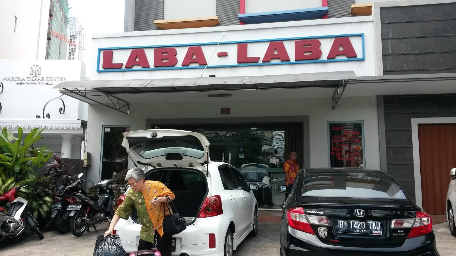 Mampir Sebentar ke Laba-Laba Cikini - Kornelius Ginting