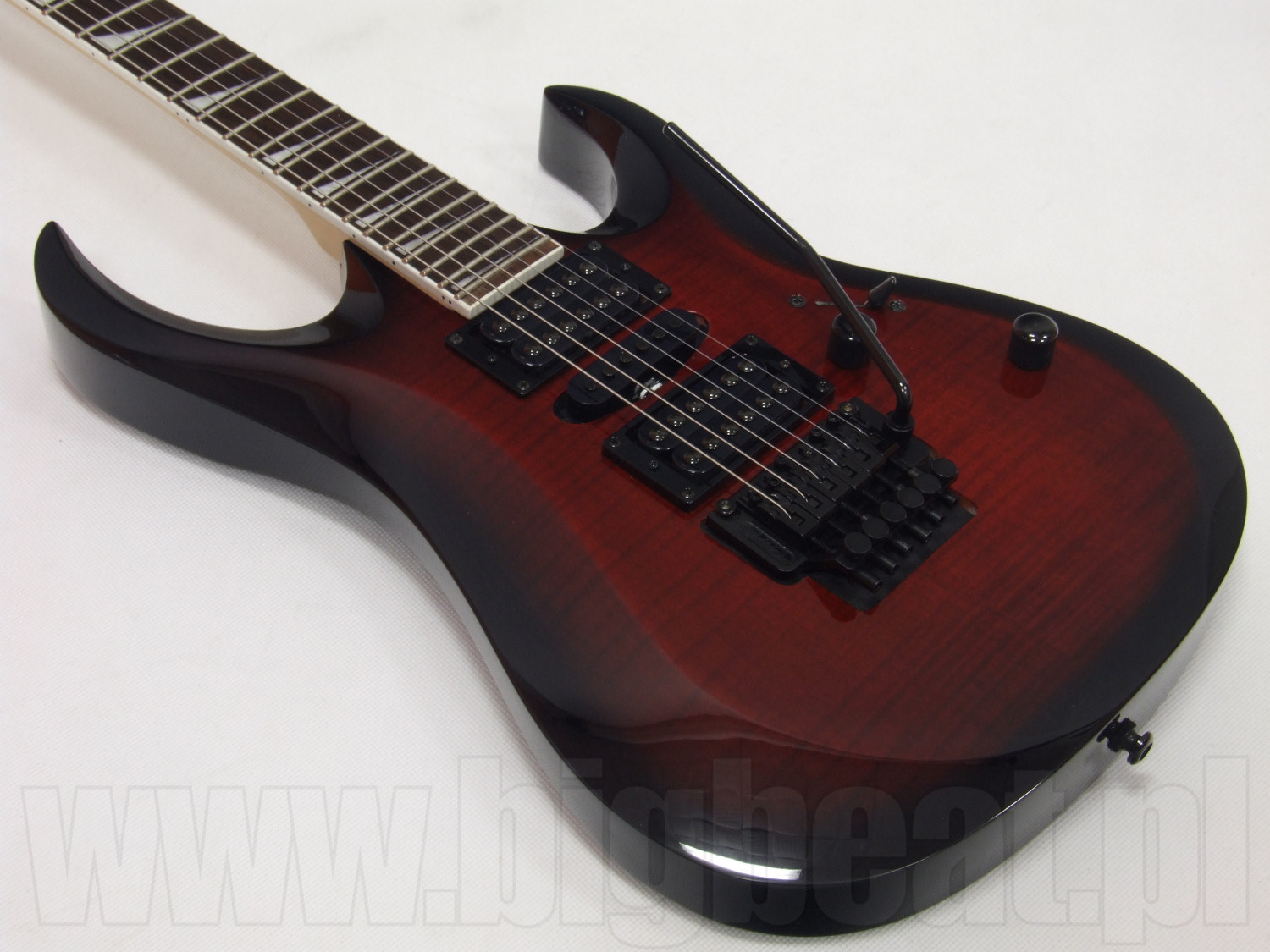 Guitarra Cort x 11 Por Daniel Huenteman