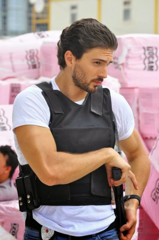 EMRE KIZILIRMAK KİMDİR - KARA PARA AŞK DİZİSİ LEVENT KARAKTERİ KİMDİR ...