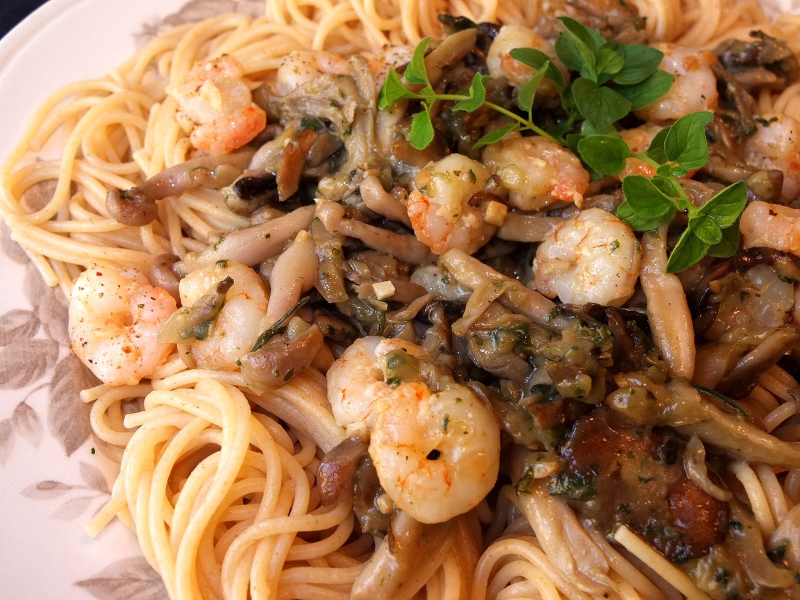 Cocinando con Lola García: Spaghetti integral con setas y gambas