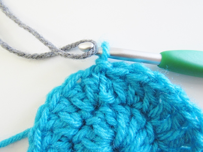 How to Seamlessly Change Colors When Crocheting in The Round - Crochet ...