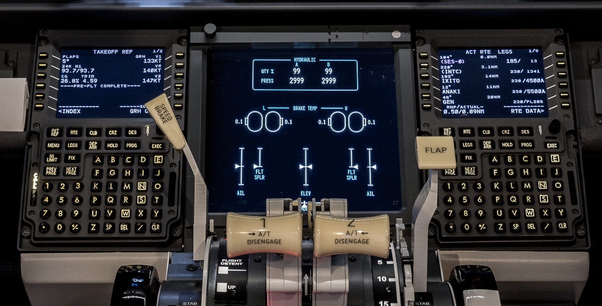 Boeing 737.800 simulator: New Cockpit setup with Simworld parts