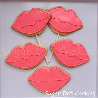 I forgot to insert the sticks on the first batch of lips! Multi-tasking ...