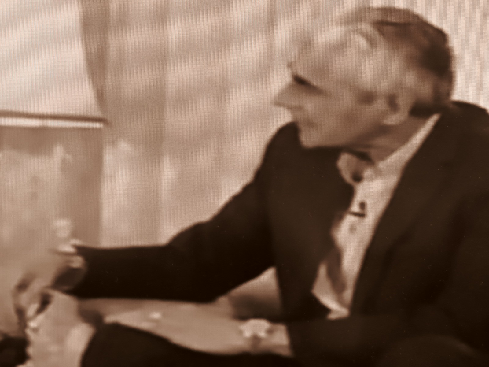 ZONA DE FAMOSOS: EDUARDO TRELLES REALIZA UNA ENTREVISTA DE A CIEN A ...