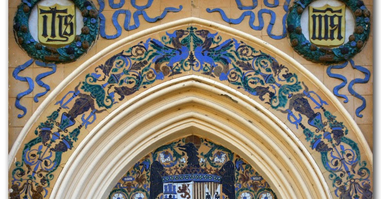 Dos Hermanas Ayer y Hoy.: Portada de la Capilla de la Familia Ibarra