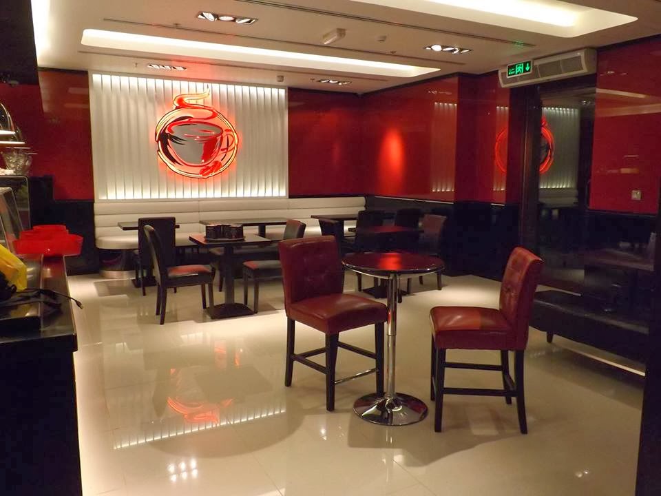 Kuweight 64: GOLD TEA AT MOCCA ART CAFE IN DUBAI