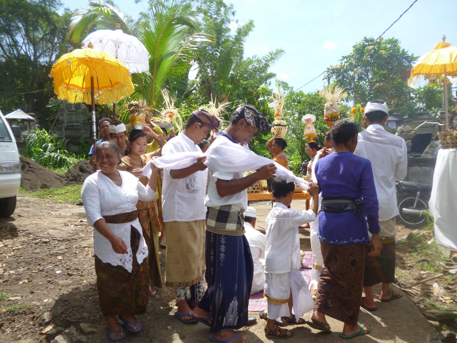 santidiwyarthi: Mecaru me Rsi Ghana, Ngiring Ida Ratu Peranda, Anggara ...