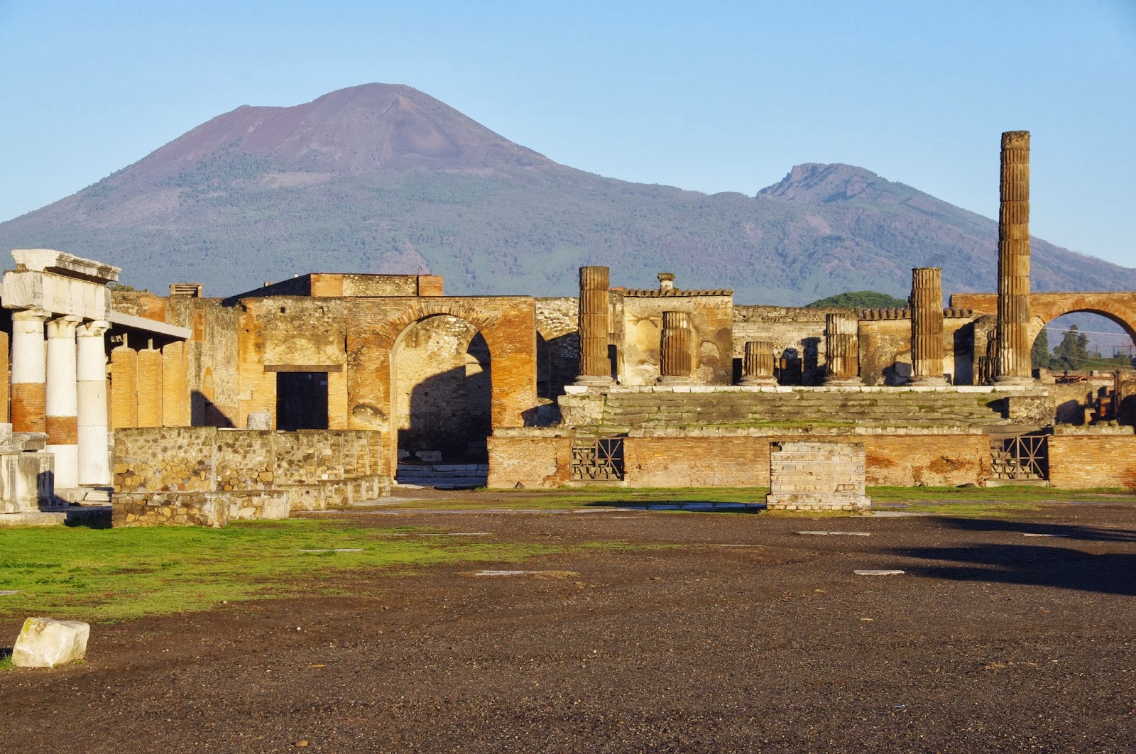 Uncharted Ruins: Pompeii 79 AD - The Ghosts of Vesuvius