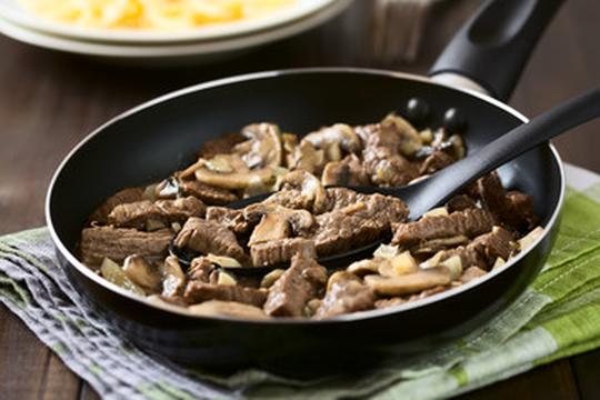 Strogonoff de carne de ternera con champiñones | Recetas de Cocina faciles.