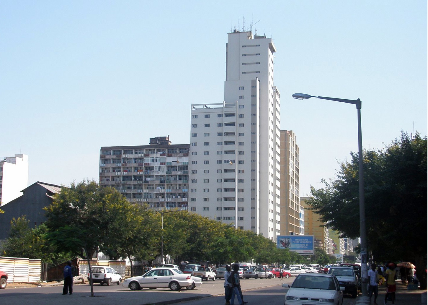Prédio alto do início dos anos 70 na Avenida 24 de Julho, Maputo ...